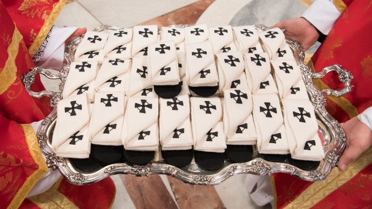 Il Papa consegna il Pallio a 42 vescovi di cui 5 brasiliani | Gaudium ...